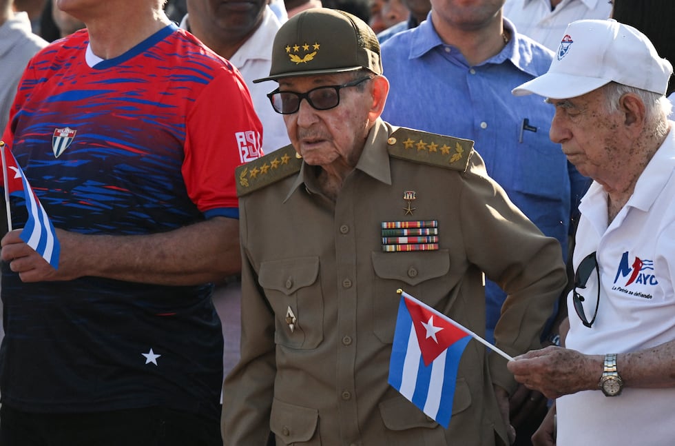 Raúl Castro reapareció en un Primero de Mayo cubano volcado en la ...